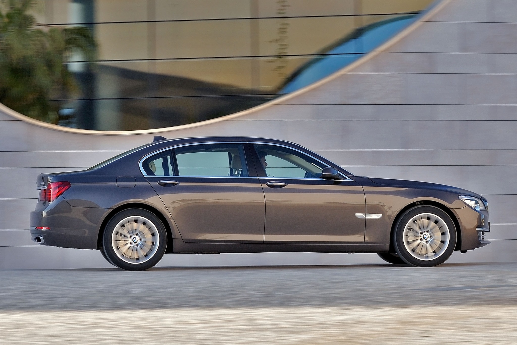 2015 BMW 7-Series VINs, Configurations, MSRP & Specs - AutoDetective