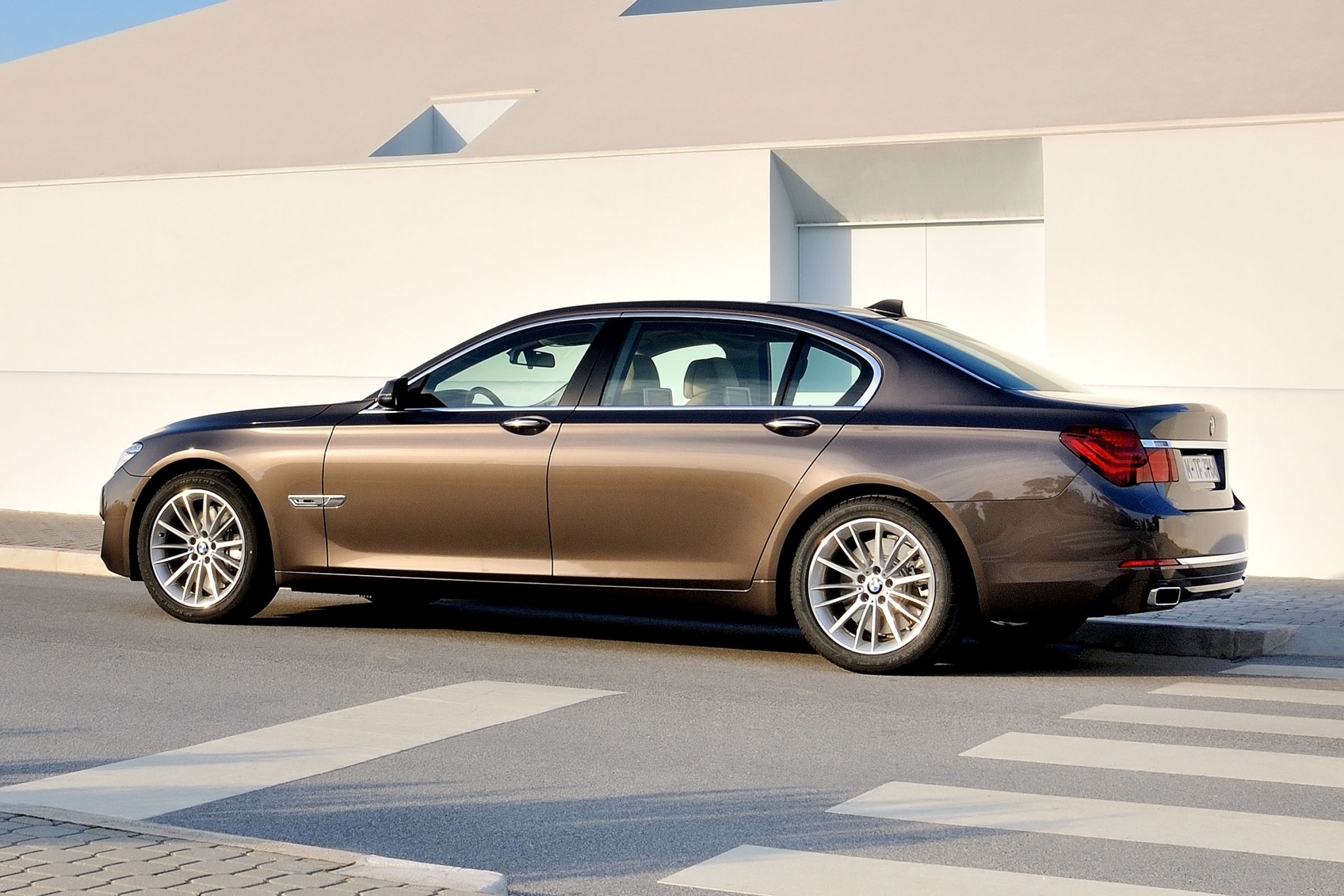 2015 BMW 7-Series VINs, Configurations, MSRP & Specs - AutoDetective