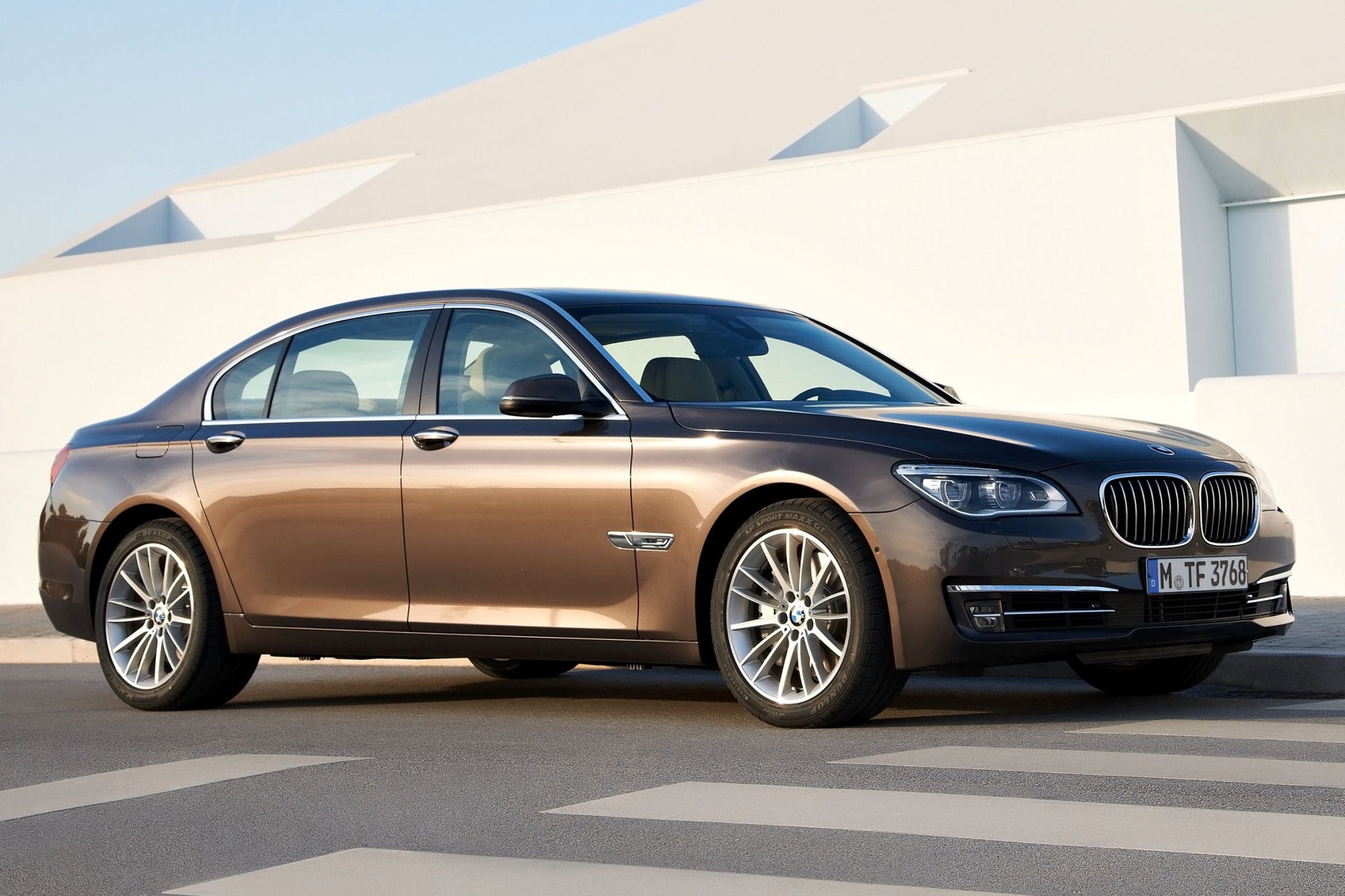 2015 BMW 7-Series VINs, Configurations, MSRP & Specs - AutoDetective