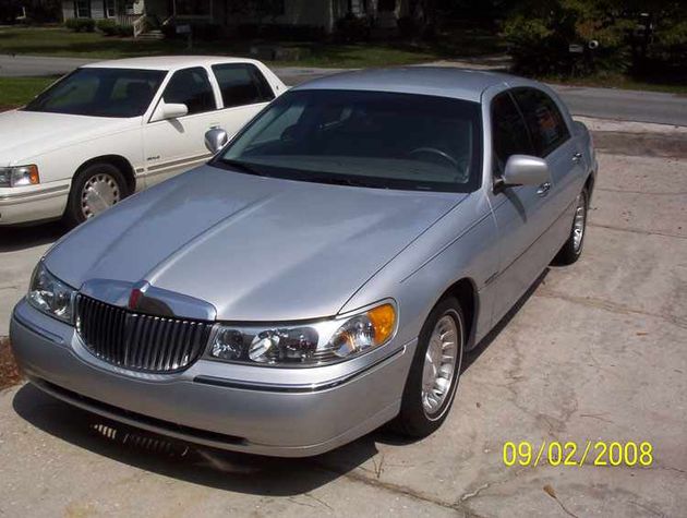 2002 Lincoln Town Car Specs, Prices, VINs & Recalls - AutoDetective