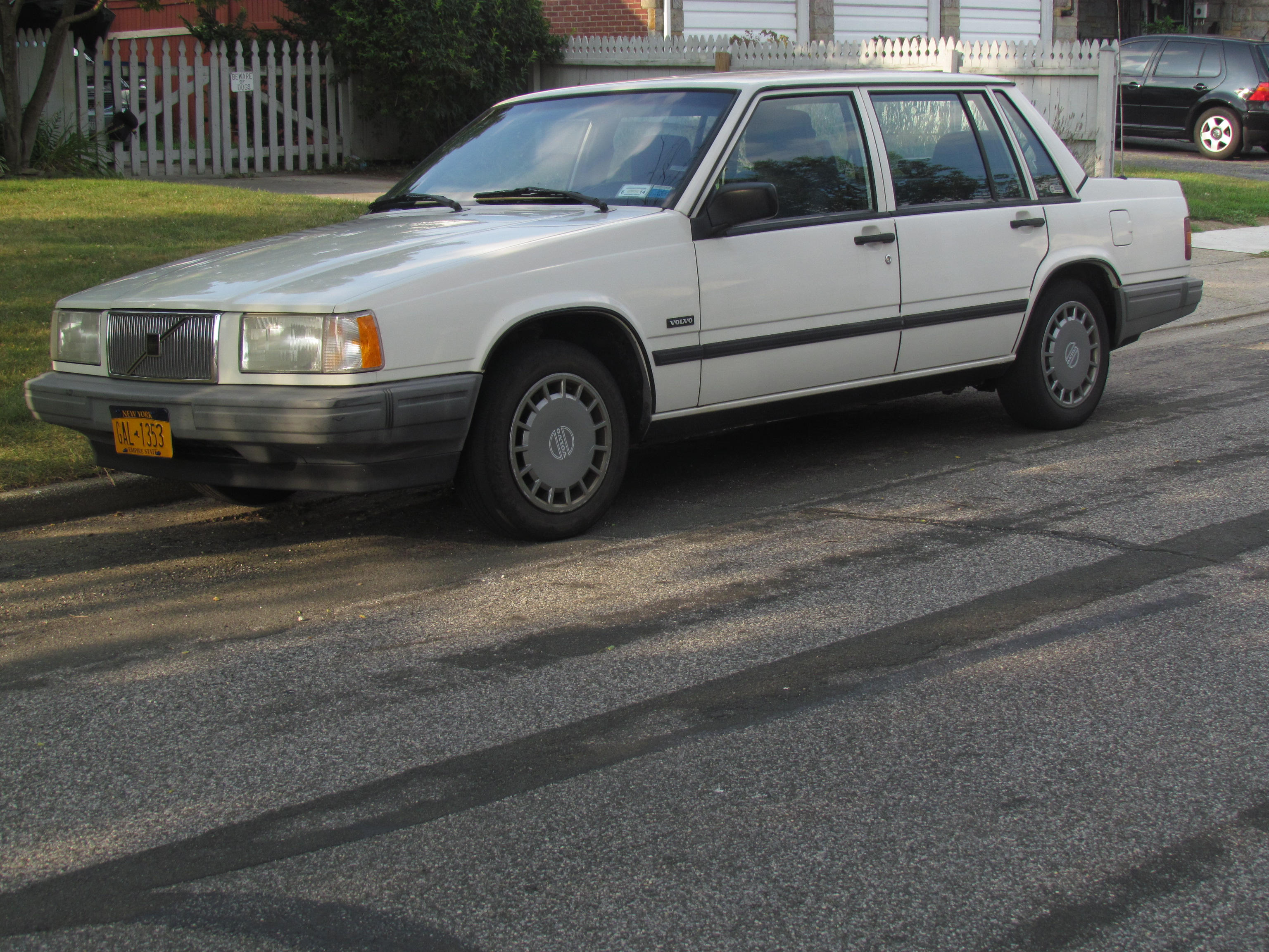 1991 Volvo 740 VINs, Configurations, MSRP & Specs - AutoDetective