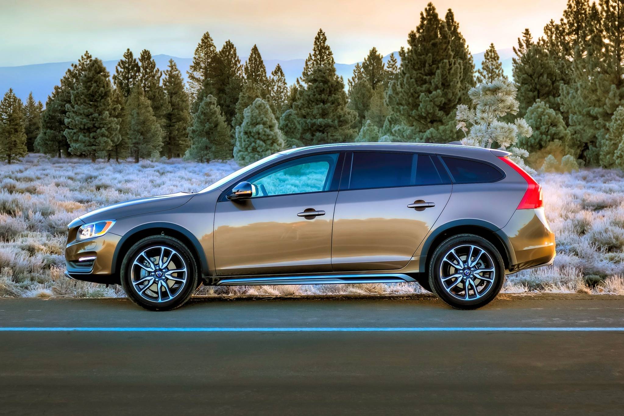 2017 Volvo V60 Cross Country VINs, Configurations, MSRP & Specs ...