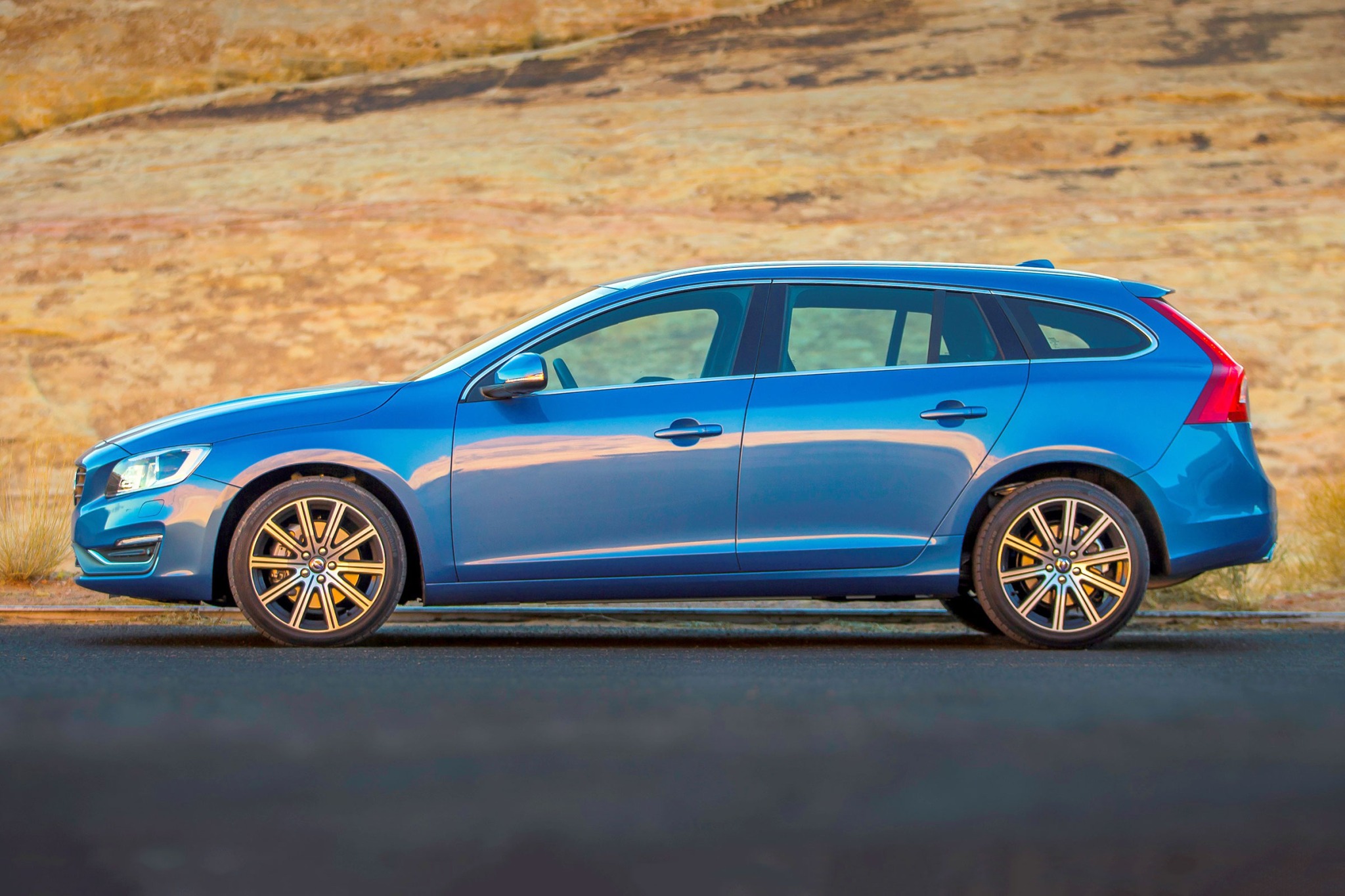 2016 Volvo V60 VINs, Configurations, MSRP & Specs - AutoDetective